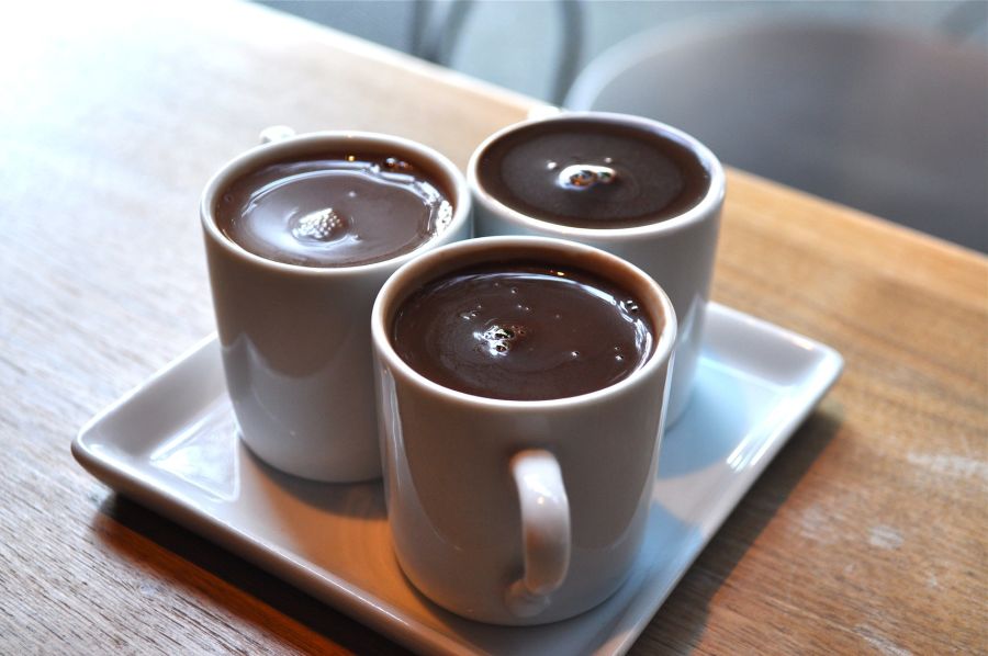 O cană cu CACAO caldă băută dimineaţa face minuni pentru sănătate ...