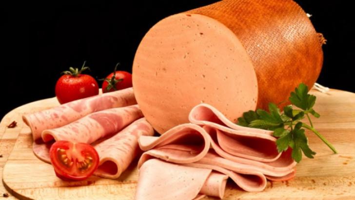 Ce este, de fapt, parizerul din supermarketuri. Acum că știi, mai mănânci?