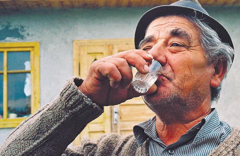 Ce se întâmplă în corpul tău dacă bei un pahar de ţuică? Efectul e ca ...